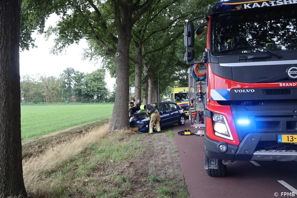 Vrouw botst met auto frontaal tegen boom in Kaatsheuvel